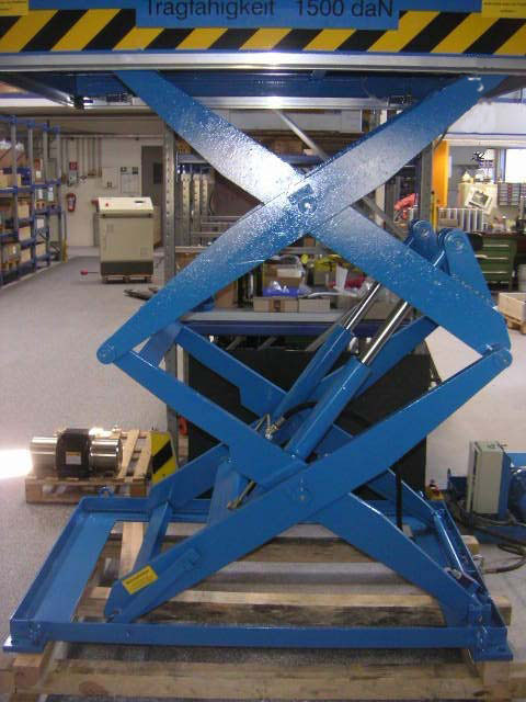 Compaction Table Mounted On Scissor Lift - Martin Vibrators